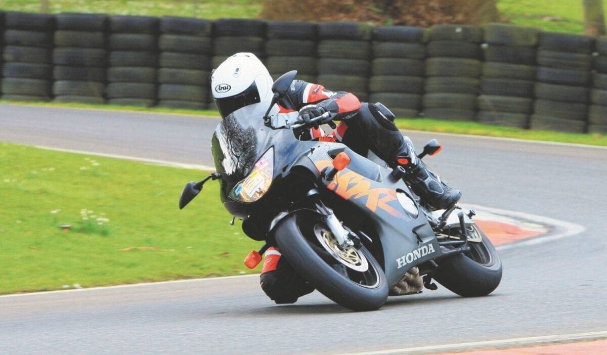 How to fit a motorbike screen | MoreBikes