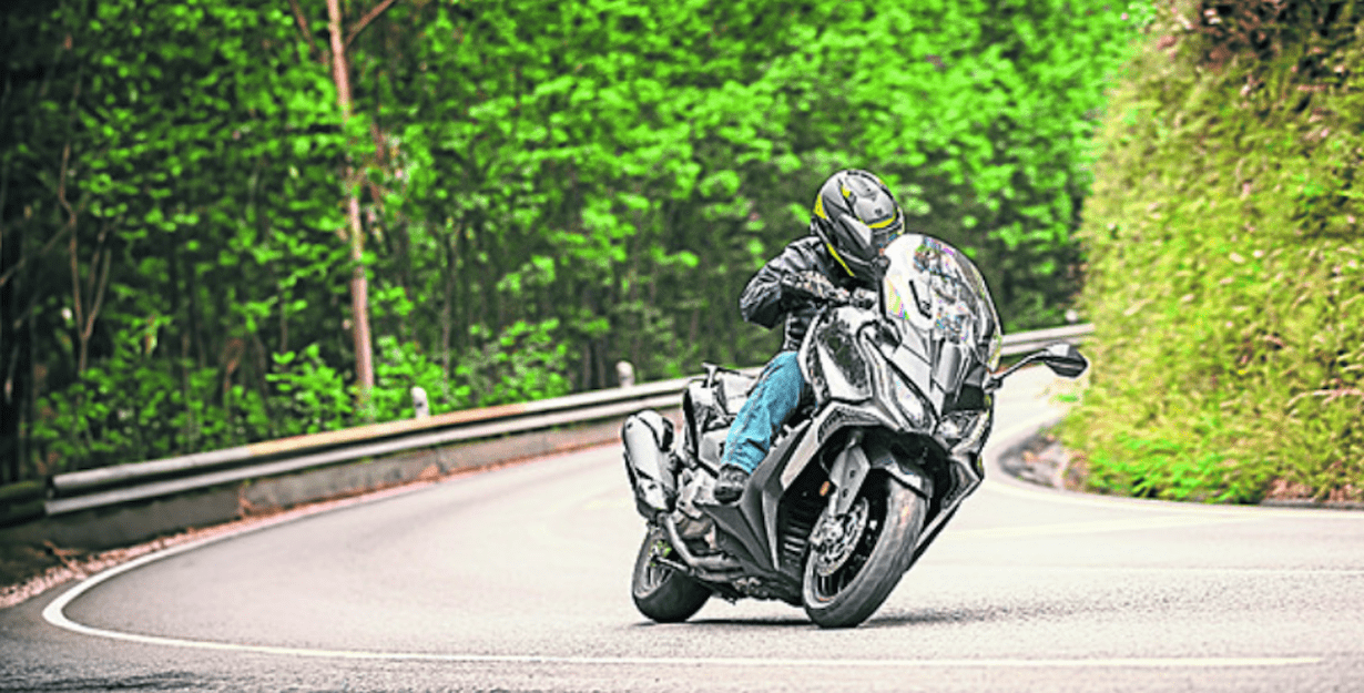 A Real Contender! Kymco AK550 Premium Tested | MoreBikes